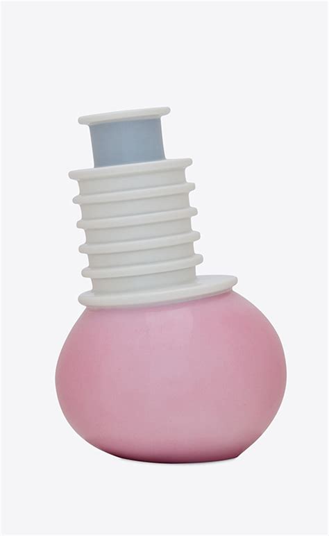 생 로랑의 멤피스 디자인 전시와 캡슐 컬렉션