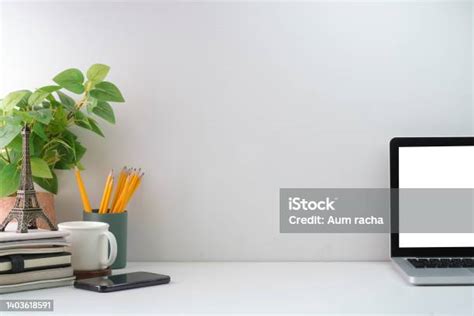 노트북 컴퓨터 커피 컵 관엽 공장 및 흰색 테이블에 문구가있는 최소한의 작업장 텍스트의 공간을 복사합니다 0명에 대한 스톡 사진