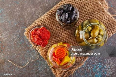 발효 채식 통조림 식품 개념 절인 오이 올리브 말린 토마토 절인 당근을 유리 항아리에 넣고 있습니다 통조림 식품의 개념 개념에 대한 스톡 사진 및 기타 이미지 Istock