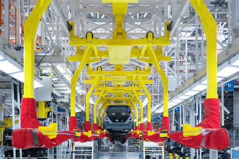 현대 자동차 생산 라인 자동화된 생산 설비 새로운 현대 자동차의 조립을 위해 쇼핑하십시오 공장의 조립 라인에서 자동차 조립 방법 사진 Unsplash의 제조 이미지