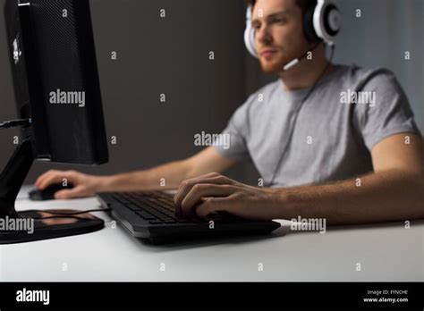 Close Up Gamer Man Playing Hi Res Stock Photography And Images Alamy
