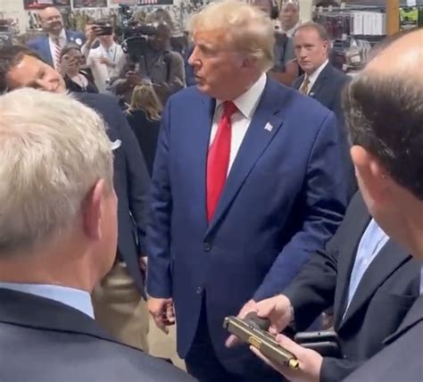 Trump Visita Una Tienda De Armas Y Dice Que Quiere Comprarse Una