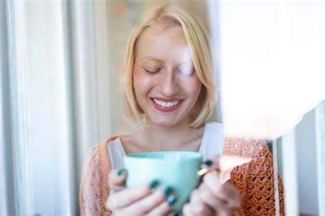 Wanita Cantik Minum Kopi Di Pagi Hari Duduk Di Dekat Jendela