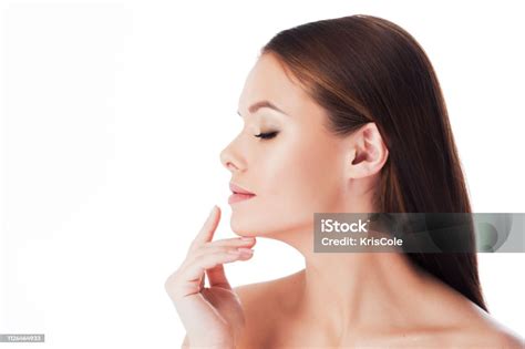 화장을 하지 않고 자연 스러운 아름다움입니다 깨끗 하 고 건강 한 피부와 젊은 아름 다운 갈색 머리 목에 대한 스톡 사진 및