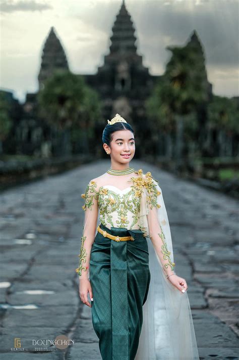 ព្រះនាងតូច ជេនណា គ្រងឈុតសម្លៀកបំពាក់ច្នៃថ្មី រំលេចដោយផ្ការំដួល ផ្កាតំណាងជាតិខ្មែរ