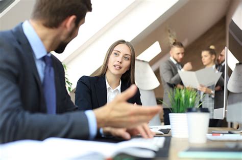 현대적인 사무실 공간에서 데스크톱 컴퓨터에서 작업하는 젊은 비즈니스 인력 개발에 대한 스톡 사진 및 기타 이미지 개발 계획 남자 Istock