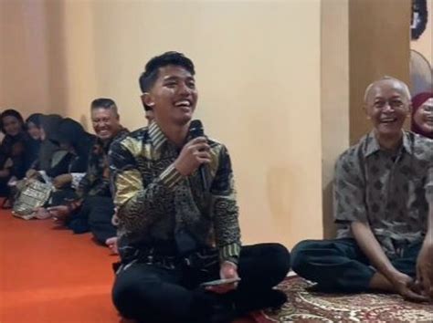 Viral Pria Lamar Ceweknya Bak Nonton Stand Up Comedy Memuji Calon Istri Ngeroasting Calon Istri