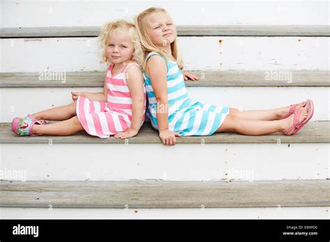 Jeunes Filles Assises Banque De Photographies Et Dimages Haute R Solution Alamy
