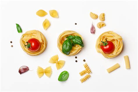 흰색 배경에 다양한 조리되지 않은 파스타 맨 위 보기 요리재료가 들어있는 생 파스타 식품 컨셉 파스타에 대한 스톡 사진 및 기타