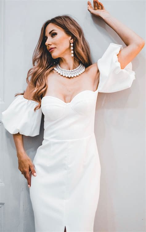 고상한 긴 머리 꾸뛰르 디자이너 복장 라이프스타일 럭셔리한 레드카펫 룩 매우 복잡한 매혹적인 머리카락과 화장 모델 미니멀리스트 패션 뷰티 샷 세련된