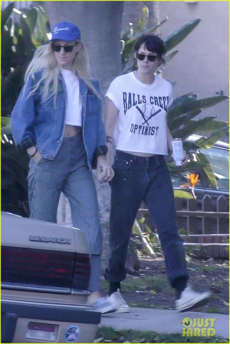 Kristen Stewart And Dylan Meyer Go For A Christmas Eve Stroll Photo 4997234 Kristen Stewart