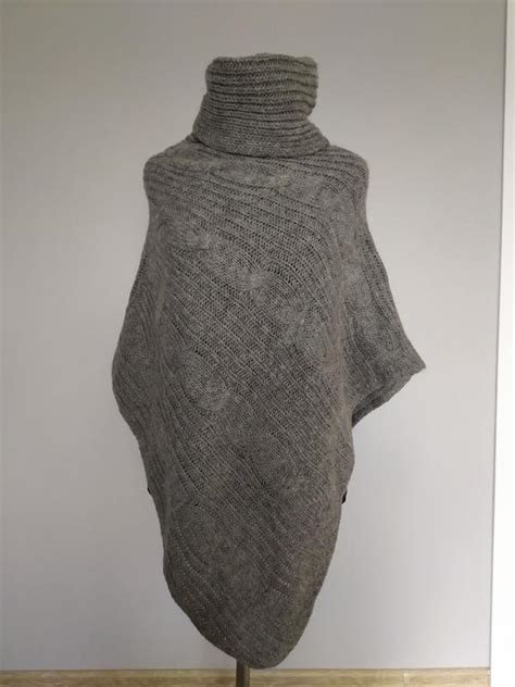 Трендове пончо — ціна 850 грн у каталозі Пончо Купити жіночі речі за доступною ціною на Шафі