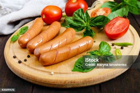 토마토와 바 질 어두운 나무 배경에 라운드 커팅 보드에 소 하 삼 분이 많은 지 갈색에 대한 스톡 사진 및 기타 이미지 갈색