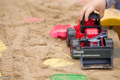 귀여운 유아 소년의 초상화는 땅에 앉아 공원에서 장난감 트랙터와 모래와 함께 연주 야외에서 걷는 아이 라이프 스타일 건강한 생활방식에 대한 스톡 사진 및 기타 이미지