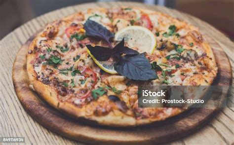 맛 있는 이탈리아 피자 페퍼로니 햄 옥수수 검은 올리브와 함께 고기에 대한 스톡 사진 및 기타 이미지 고기 고기 요리 그릇 Istock
