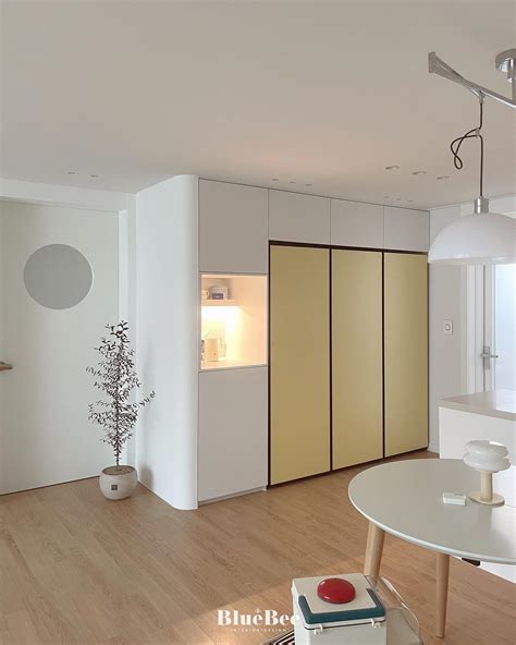 대구인테리어 🐝 블루비디자인 비비드한 컬러감을 살리기 위해 깨끗하게 정리해드린 가구 And 요소들 💛 고객님 니즈에 맞게 작지만 포인트를 살린 미니 홈바까지 완성될