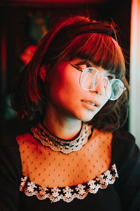 Id 개인 스타일 광선 효과 레이스 드레스 매혹적인 시선 머리띠 모델 태도 모델링 반사 반사 효과 밥 이발 붉은 조명 세련된 복장 스타일리시한