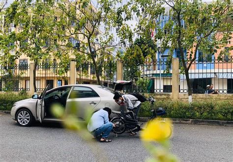 Thầy giáo dừng ô tô sửa xe đạp cho học sinh giữa trưa nắng khiến nhiều