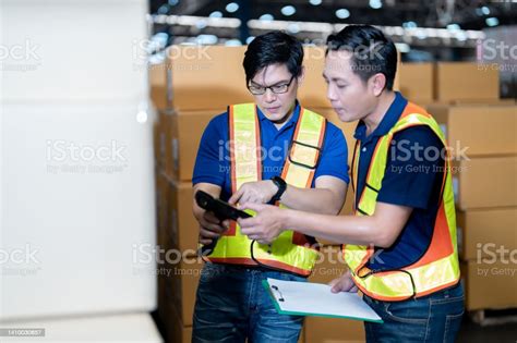 바코드 스캐너를 사용하는 관리자와 직원이 상자의 위치를 찾습니다 2명에 대한 스톡 사진 및 기타 이미지 2명 견진 성사