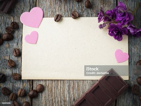 발렌타인 데이 대 한 장식 종이 마음 제비 꽃 커피와 초콜릿에는 오래 된 종이 나무 배경 2월에 대한 스톡 사진 및 기타 이미지 Istock
