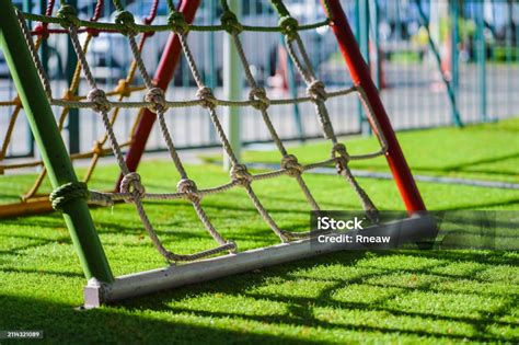 야외 어린이 로프 등반 그물 놀이터 녹색 인조 잔디 어린이를위한 엔터테인먼트 및 레크리에이션 등산 훈련 0명에 대한 스톡 사진 및 기타 이미지 Istock