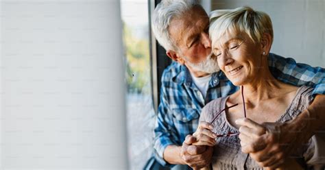 집에서 진정한 감정으로 포옹하고 유대감을 형성하는 사랑에 빠진 행복한 미소 짓는 노부부 사진 Unsplash의 남자와 여자 이미지