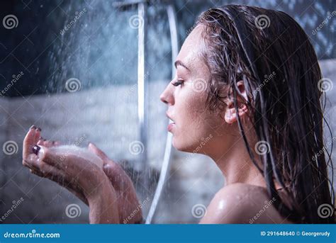 Fille Prenant Douche Photo Stock Image Du Fuselage 291648640