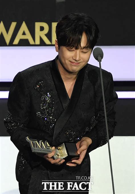 Tma포토 베스트 뮤직 봄 수상하는 이찬원 포토 기사 더팩트