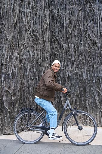 도시 환경에서 자전거를 타고 지속 가능한 교통 수단을 즐기는 젊은이 거리에 대한 스톡 사진 및 기타 이미지 거리 건강한 생활방식 건축 Istock