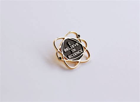 I Believe In Science Enamel Lapel Pin Bang Up Betty Brincos Exclusivos Joias Personalizadas
