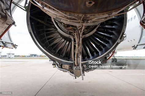 비행기가 공항에 주차 할 때 유지 보수 중에 가스 터빈 엔진이 닫힙니다 기계공과 기술자는 발전소의 유압 수리 및 점검 시스템을 수리합니다 0명에 대한 스톡 사진 및 기타
