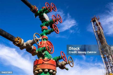 파이프 라인 밸브와 석유 및 가스 처리 공장 석유 및 가스 산업의 오일 파이프 라인 밸브 밸브는 화창한 여름 날에 필드에 석유 파이프 라인을 연결 합니다 가솔린에 대한 스톡