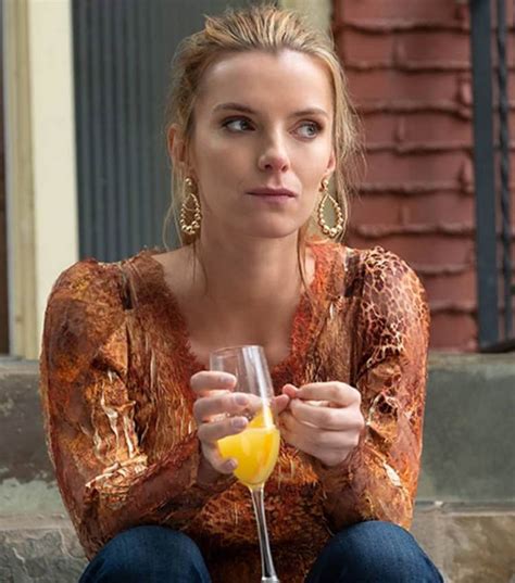 Betty Gilpin Diet Plan And Workout Routine Health Yogi