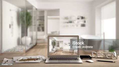 건축가 디자이너 데스크톱 개념 인테리어 디자인 프로젝트를 보여주는 화면으로 나무 책상에 노트북 흐리게 배경 현대 목욕탕 아이디어 서식 파일에서 초안 노트북에 대한 스톡 사진