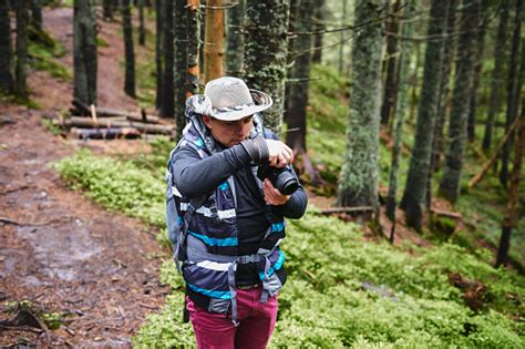 자연 야외에서 디지털 Slr 카메라를 사용하여 사진을 찍는 사진작가 건조한에 대한 스톡 사진 및 기타 이미지 건조한 관광 관광객 Istock