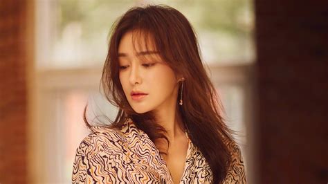 秦岚的“奶白腿”火了！一袭吊带红裙现海边好美，嫩得像个水蜜桃