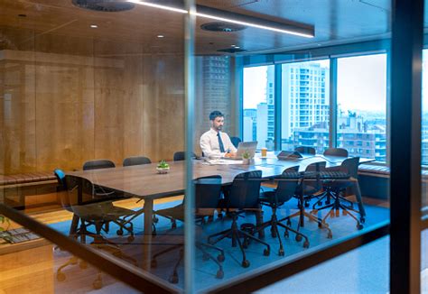 회의를 준비하는 사업가 그는 랩톱 컴퓨터에서 작업하고 있습니다 사무실에 대한 스톡 사진 및 기타 이미지 사무실 회의실 호주 Istock