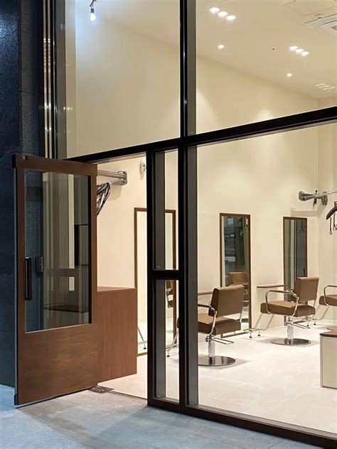 짙은 우드 컬러로 단정한 내부 8평 작은 미용실 인테리어 울산 남구 야음동