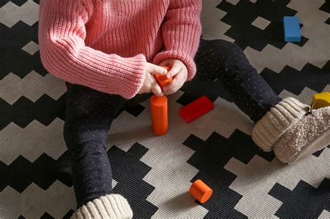 사랑스러운 유아 소녀는 바닥에 앉아 화려한 나무 블록 자연 광 솔직한 초상화와 함께 재생 가정 생활에 대한 스톡 사진 및 기타