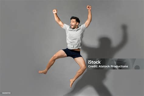 아침에 좋은 잠에서 깨어난 후 공중에서 점프 하는 잠옷을 입고 젊은 신선한 활기찬 남자의 전체 길이 초상화 속옷에 대한 스톡 사진 및 기타 이미지 Istock
