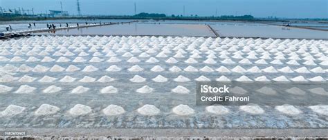 태국의 바다 소금 농장 소금물 소금 소금 산업의 원료 소금 해수의 증발 및 결정화 농장에서 일하는 노동자 소금 수확 농업 산업 리튬에 대한 스톡 사진 및 기타 이미지