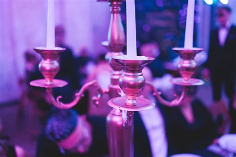 빈티지 복고풍 황동 촛대 레스토랑 홀에서 장식 된 고급 이벤트 연회 테이블 촛대가있는 분위기 가장한 파티에서 손님과 함께하는 촛불 도서관에 대한 스톡 사진 및 기타 이미지