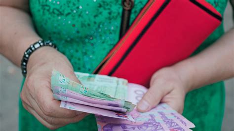 Дві пенсії одразу — хто може отримувати соціальні та пенсійні виплати Читайте на Ukr Net