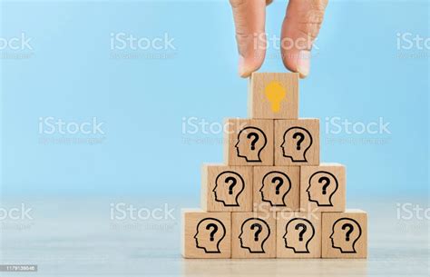 아이콘 머리 인간의 기호와 전구 개념 창조적 인 아이디어와 혁신나무 블록을 배열 손 개념에 대한 스톡 사진 및 기타 이미지