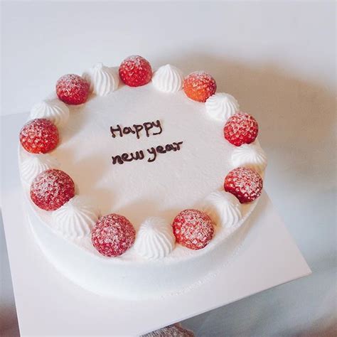 맛있게 드셨다고 다시 찾아주신☺️ 선물까지 주시고 감사해요 잘 쓰고있어요 보들보들한 우유맛과 상큼한 딸기 가득 들어있는 딸기