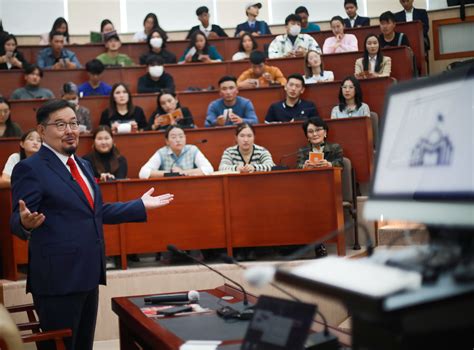 Номын баярт өргөнөөр оролцохыг УИХ ын дарга оюутнуудад уриалав