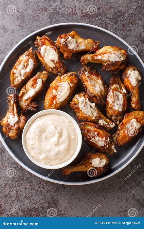 Alabama Americano Blanco Alitas De Pollo Encerradas En El Plato Vista Vertical Superior Imagen