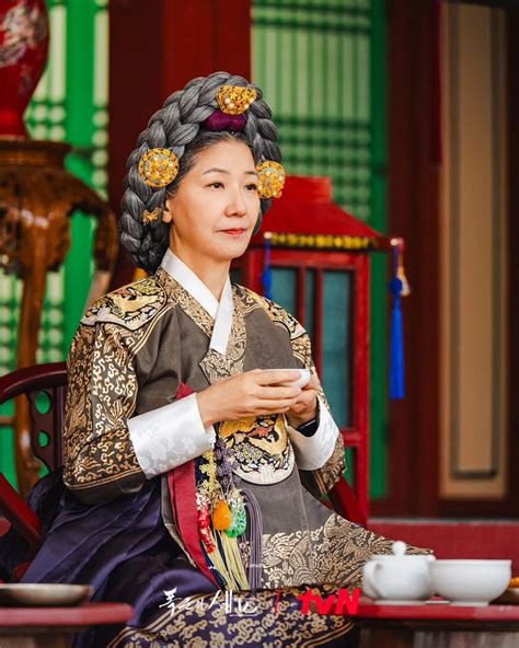 리스펙트 과거에 떨어진 프렌치 셰프와 궁궐 사람들의 유쾌한 요리 적응기😁🍴 스페셜 예능 포스터 공개 🍳편성 8 16 [토] 밤 9 20 방송 🍳출연 임윤아 이채민