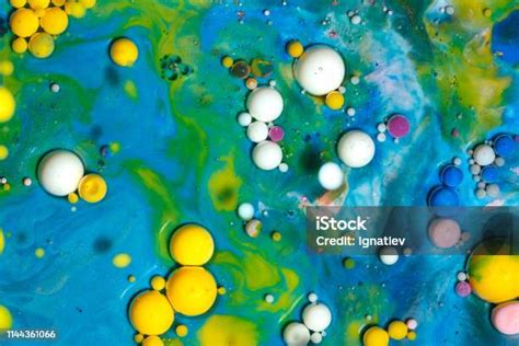 손 포스터 카드 초대장 배너 배경 화면 웹 사이트에 대 한 대리석 질감을 그린 아크릴 물감입니다 창조적 인 예술적 디자인 동적 컴포지션 강렬하고 밝은 색상에 대한 스톡 사진