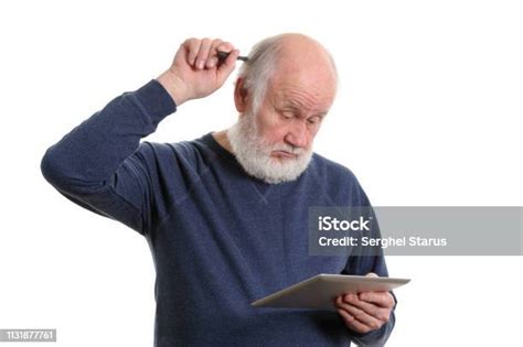 재미 있는 노인 태블릿 컴퓨터를 사용 하 여 당황 흰색 절연 테크놀로지에 대한 스톡 사진 및 기타 이미지 테크놀로지 노인 혼란 Istock